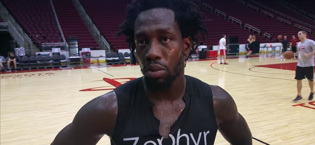 Pat Beverley puni pour avoir jeté un ballon sur un fan : en même temps ...
