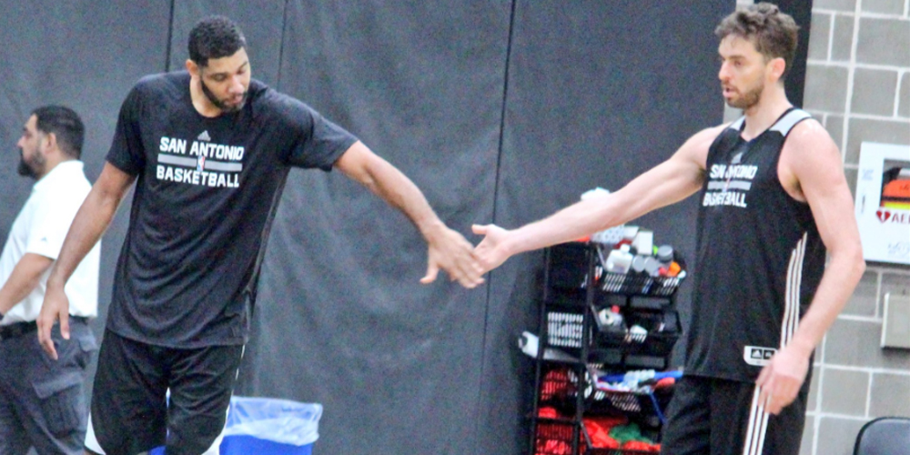 Tim Duncan passe faire coucou aux Spurs : un contre un avec Pau Gasol ...