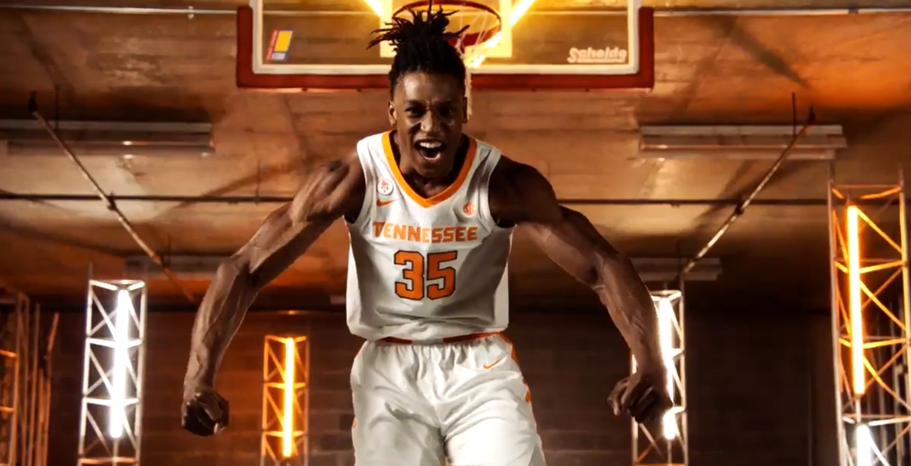 Yves Pons signe un Exhibit 10 contract avec Memphis : le freak made in ...