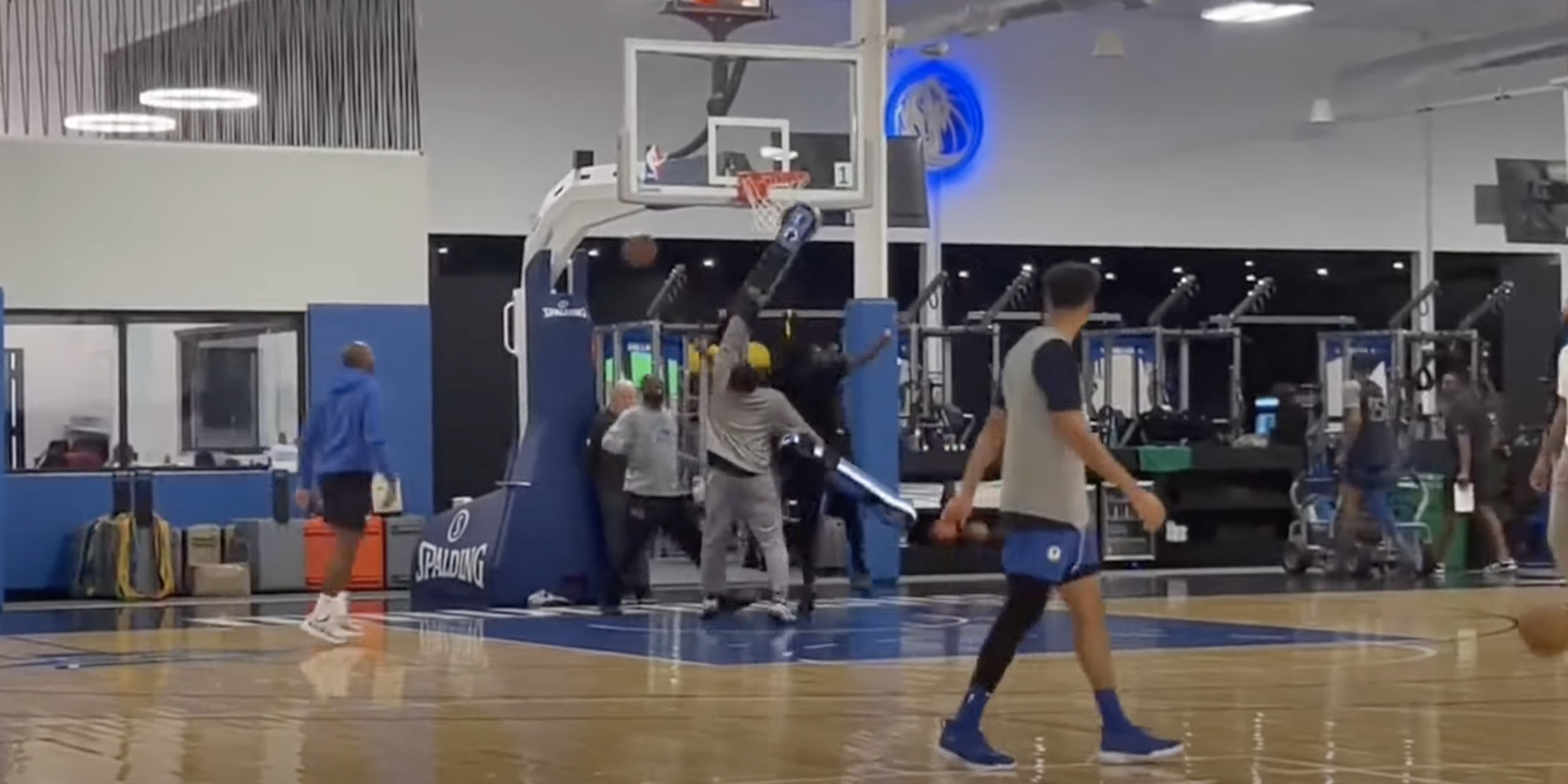 Les Mavericks s'entraînent avec des "Wemby en mousse" pour préparer ...