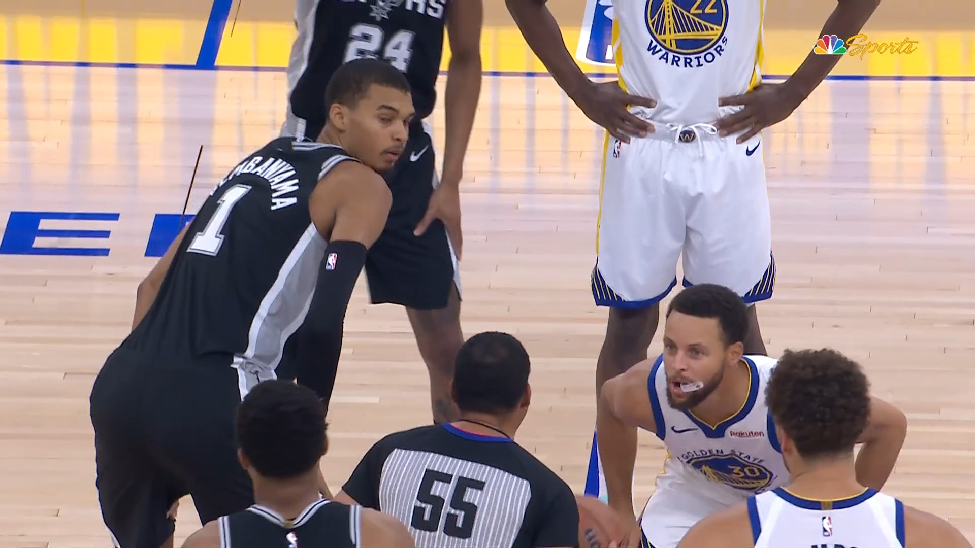 Stephen Curry a affronté Victor Wembanyama... à l'entre-deux