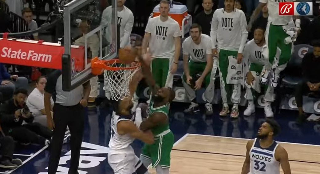 NBA Top 10 : Jaylen Brown a escaladé la Tour Eiffel à mains nues