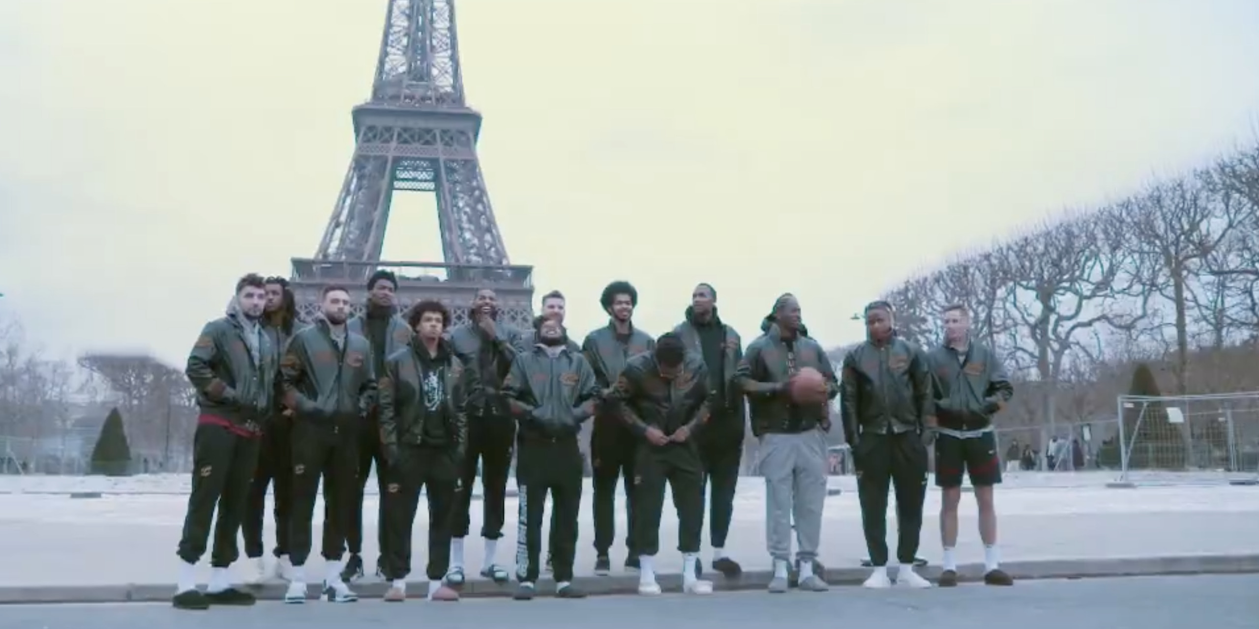 NBA Paris Game : les Cavaliers s'offrent une photo devant la Tour Eiffel