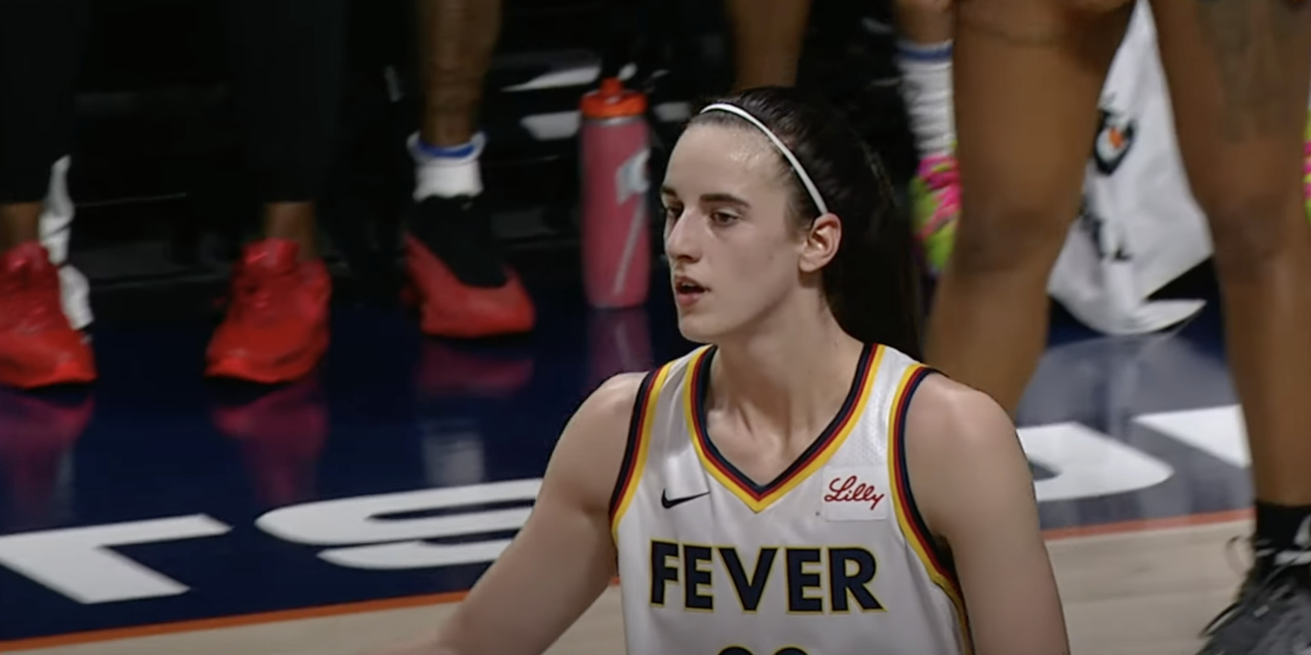 Caitlin Clark colle 20 points pour ses débuts en WNBA