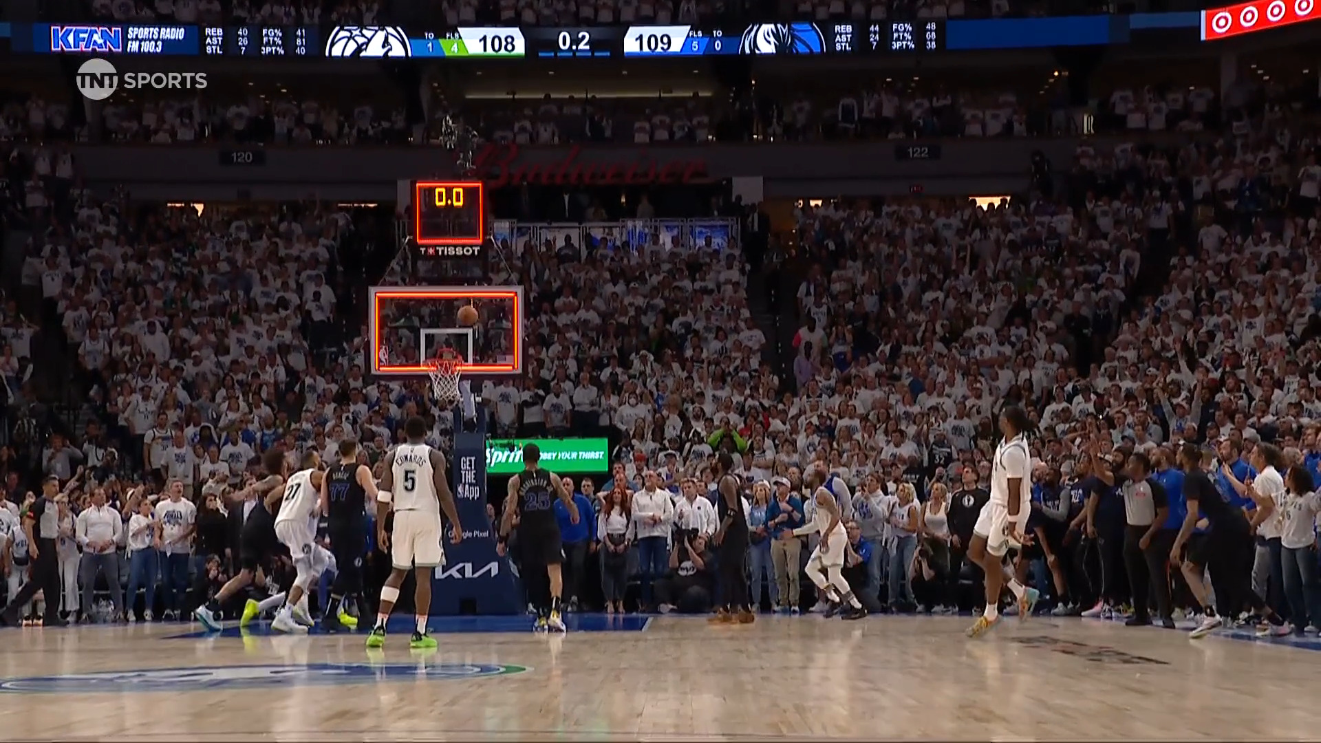 Naz Reid (23 points, 7/9 à 3-points) est passé à un tir du match parfait