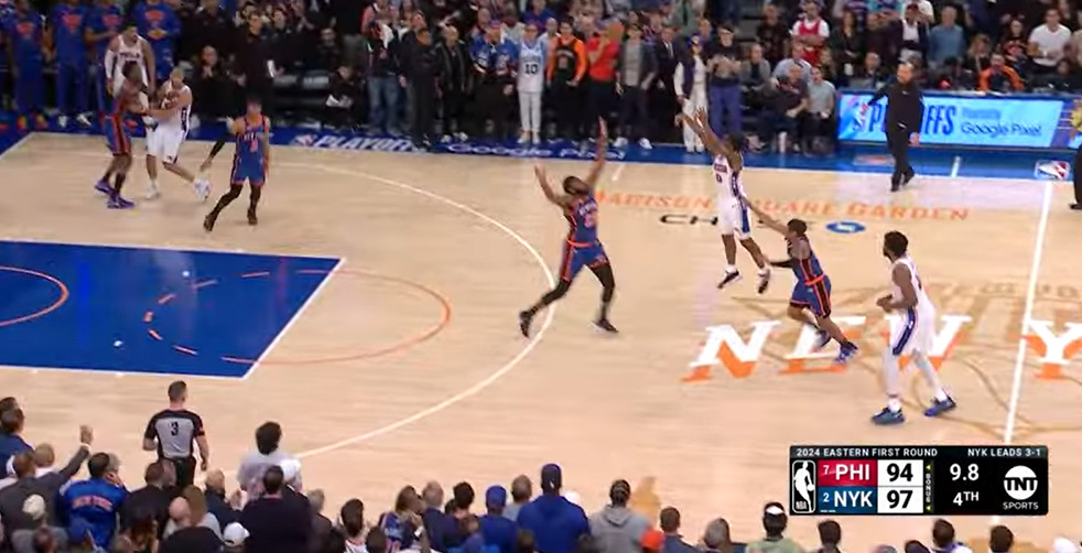 NBA Top 10 : Tyrese Maxey from the logo