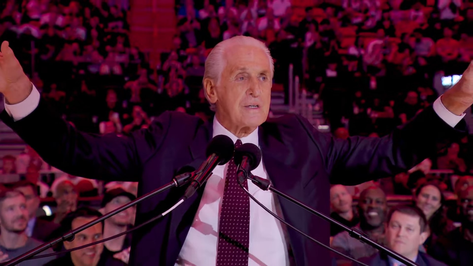 Pat Riley honoré par le Miami Heat, avec un parquet à son nom