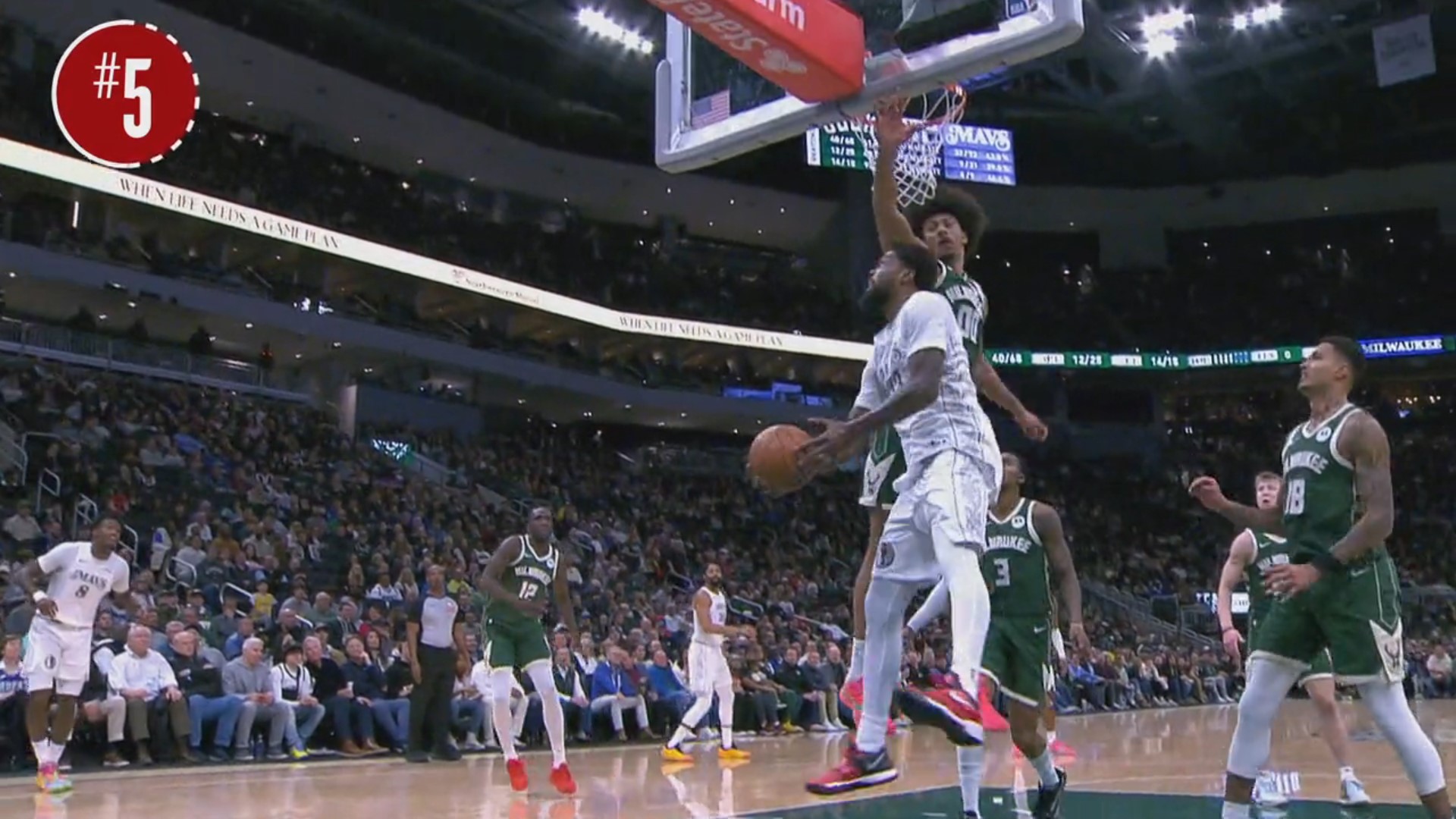 NBA Top 10 : Naji Marshall rend hommage à Kyrie Irving