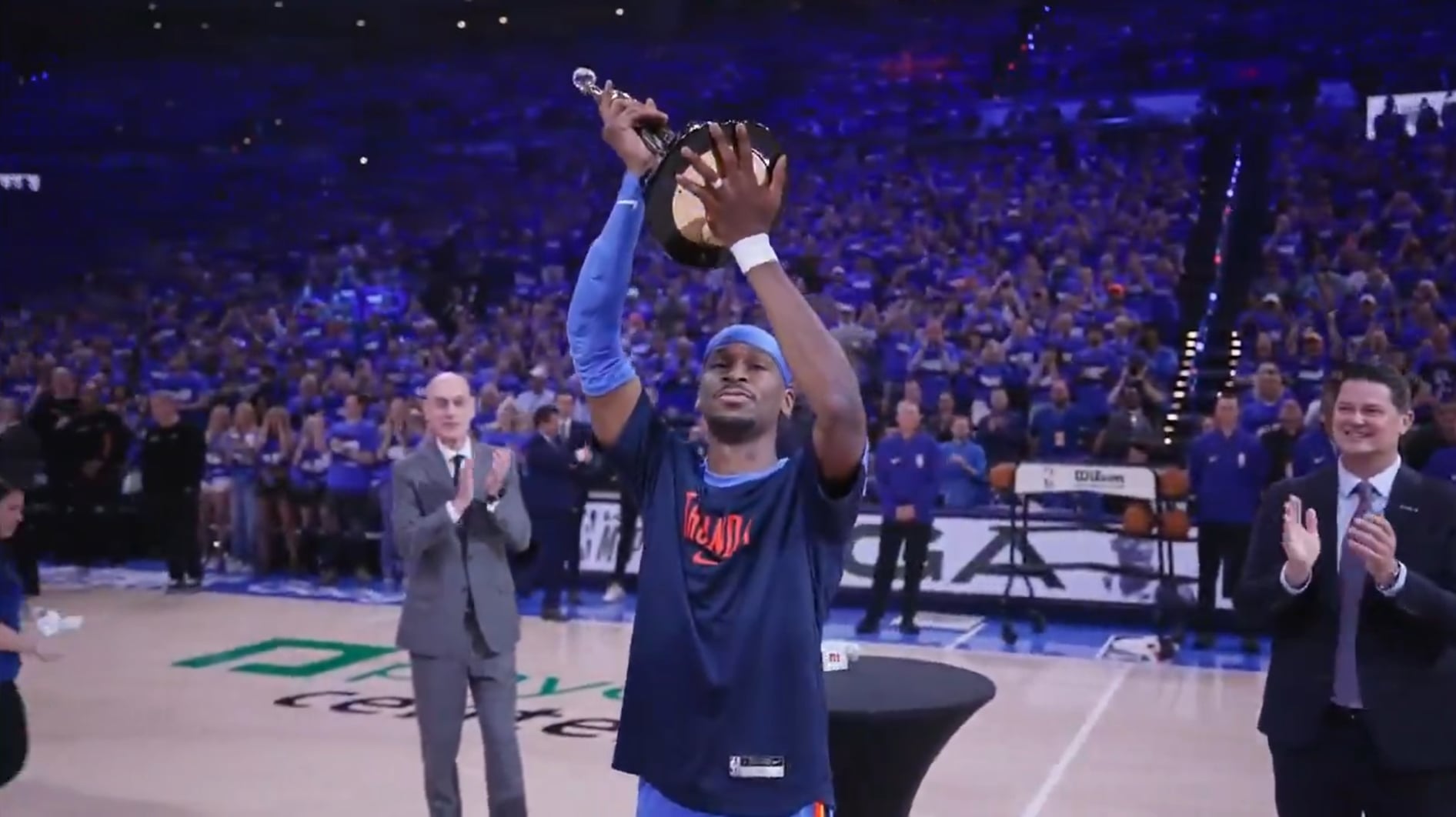 Shai Gilgeous-Alexander a reçu son trophée de MVP devant son public