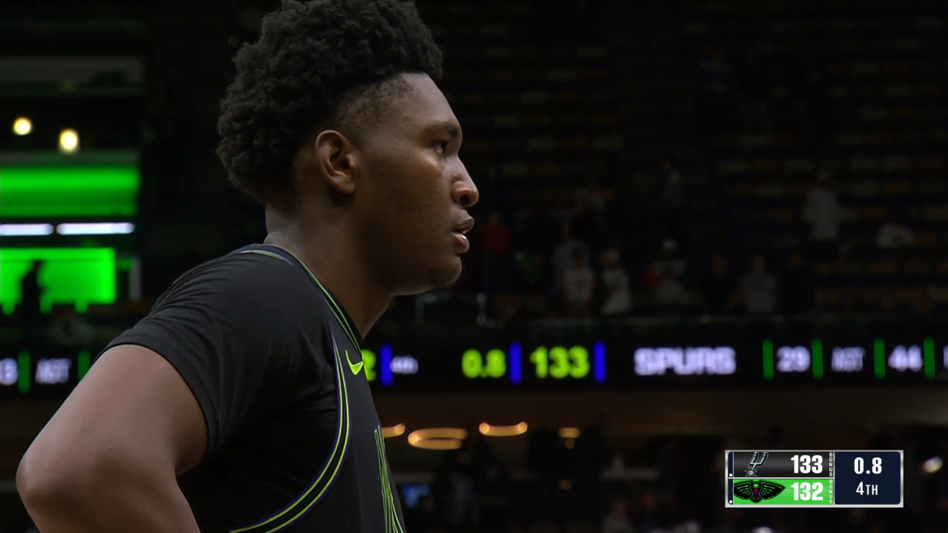 Derik Queen (33 pts, 10 rbs, 10 ass) réalise un triple-double historique